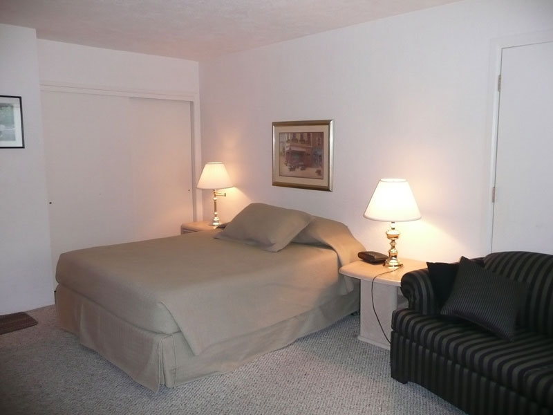 _Bachelor-suite-outside-deck - Kingston Manor Suites